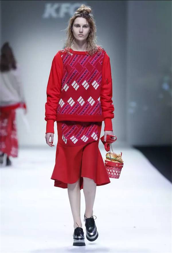 【奇葩】KFC这些年出过的周边，到底还能不能好好地吃鸡！ - 数英