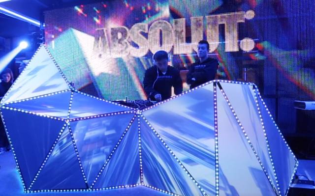 绝对世界绝对无界！陈冠希主理潮牌 CLOT 与 ABSOLUT 跨界狂欢 - 数英