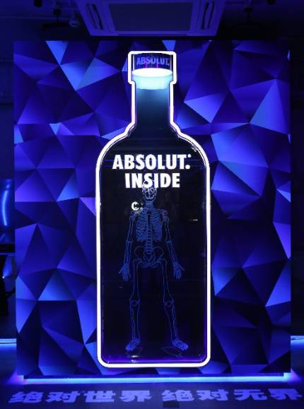绝对世界绝对无界！陈冠希主理潮牌 CLOT 与 ABSOLUT 跨界狂欢 - 数英