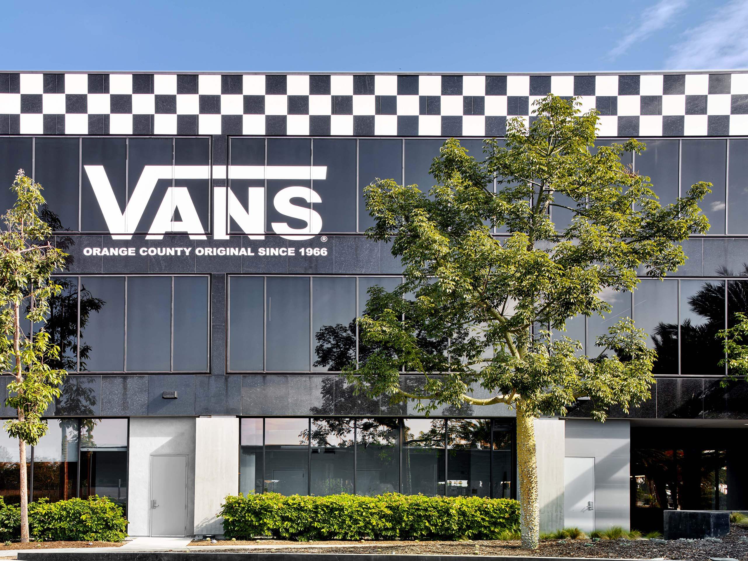 Vans的新总部，是一座室内的滑板公园 - 数英