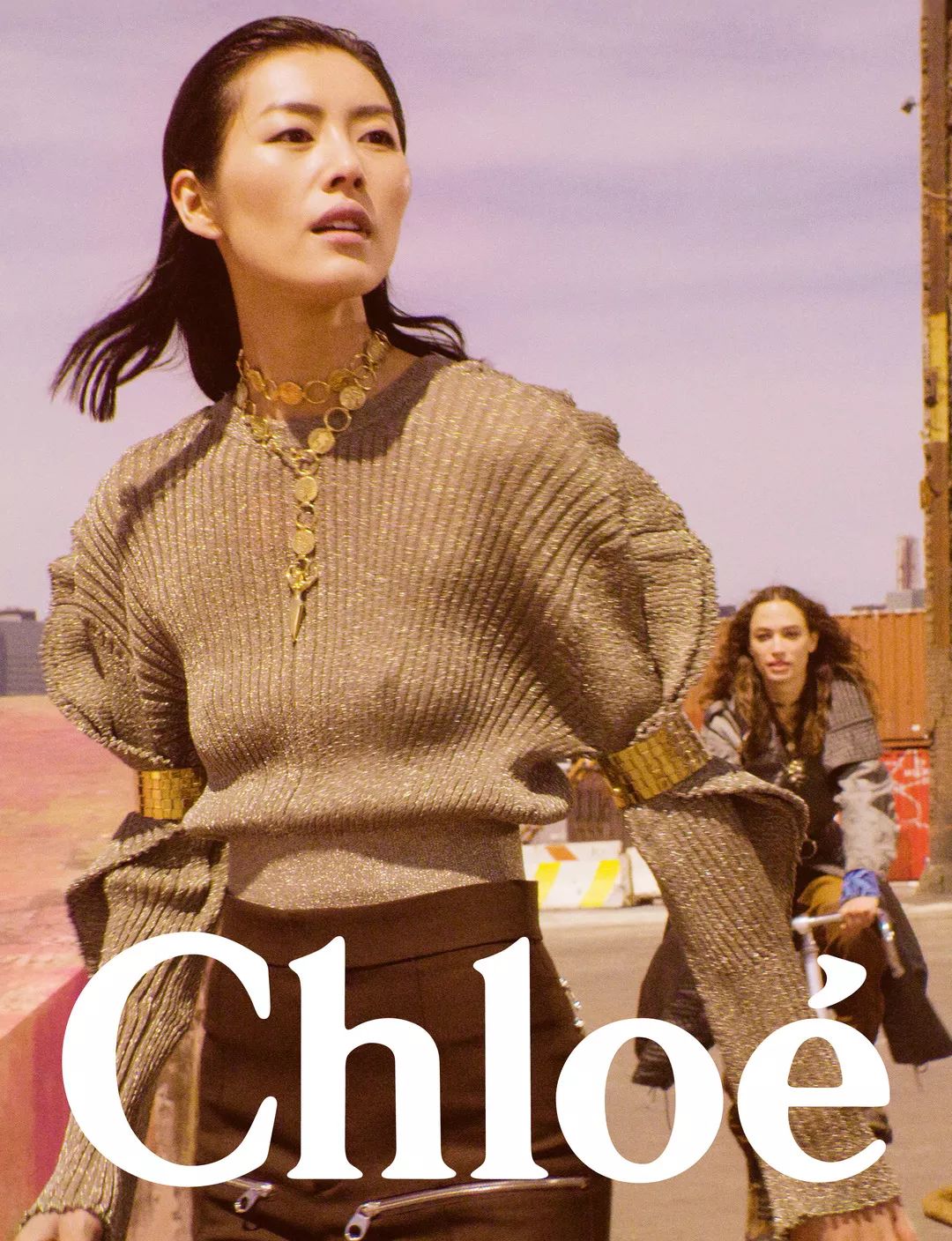 Chloé 2018 秋冬广告大片，展现自信迷人的女性魅力 - 数英