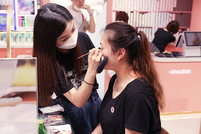 “单品爆店”的零售新物种，4iNLOOK美瞳旗舰店“落户”美罗城！ - 数英
