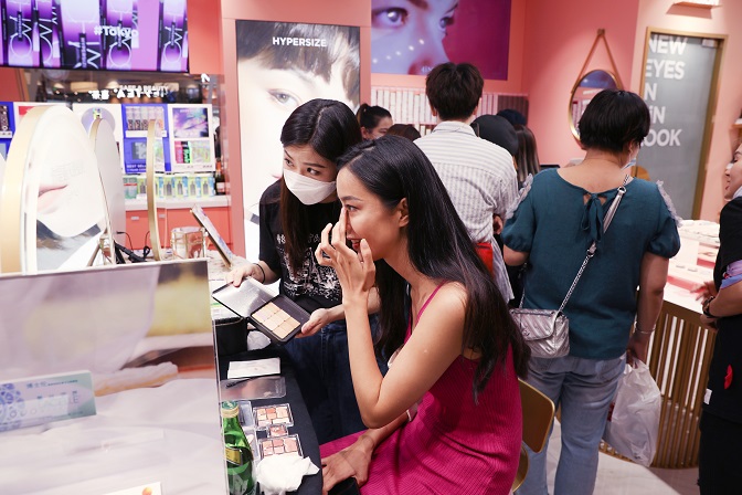 “单品爆店”的零售新物种，4iNLOOK美瞳旗舰店“落户”美罗城！ - 数英