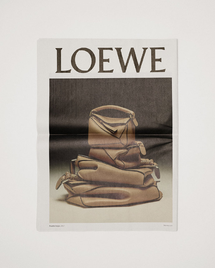 LOEWE 2021秋冬女装系列，居然在报纸里走秀 - 数英