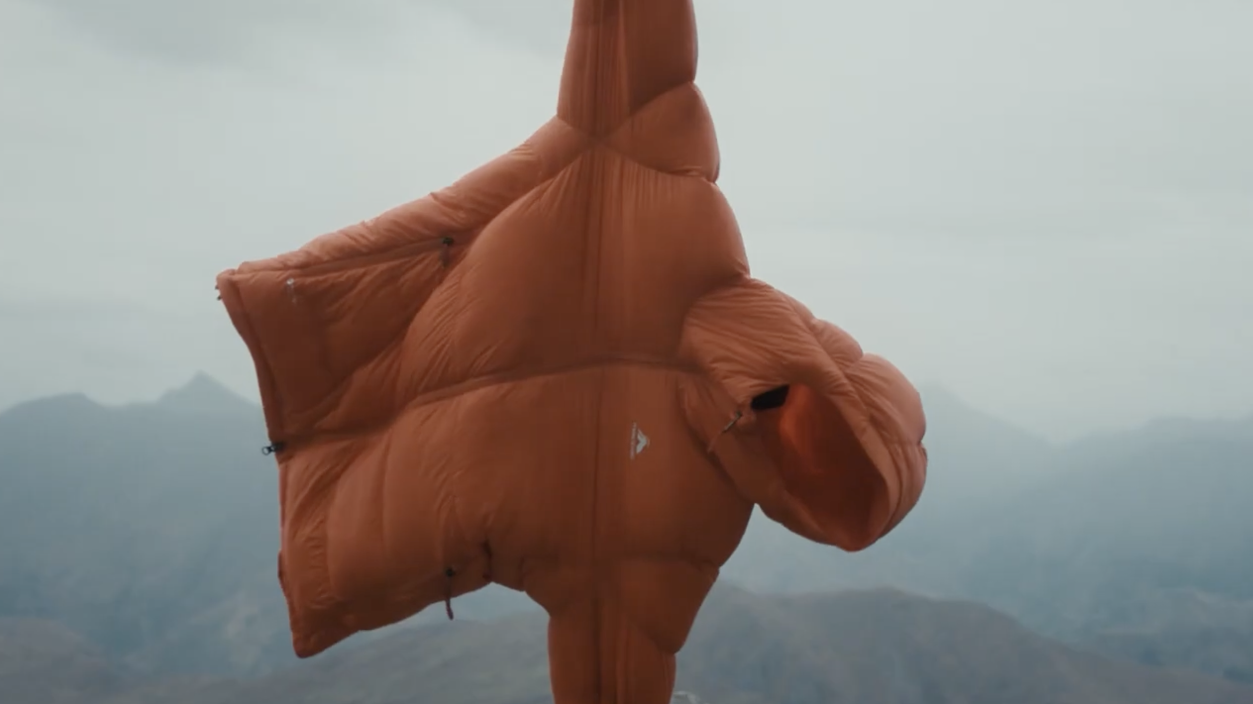 运动服饰品牌Macpac宣传片：三个人为何能挂在悬崖边淡定玩手机？ - 数英