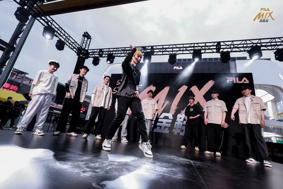 FILA×舞者ACKY：FILA MIX 黑金鞋发售，欢迎来到Popping World - 数英