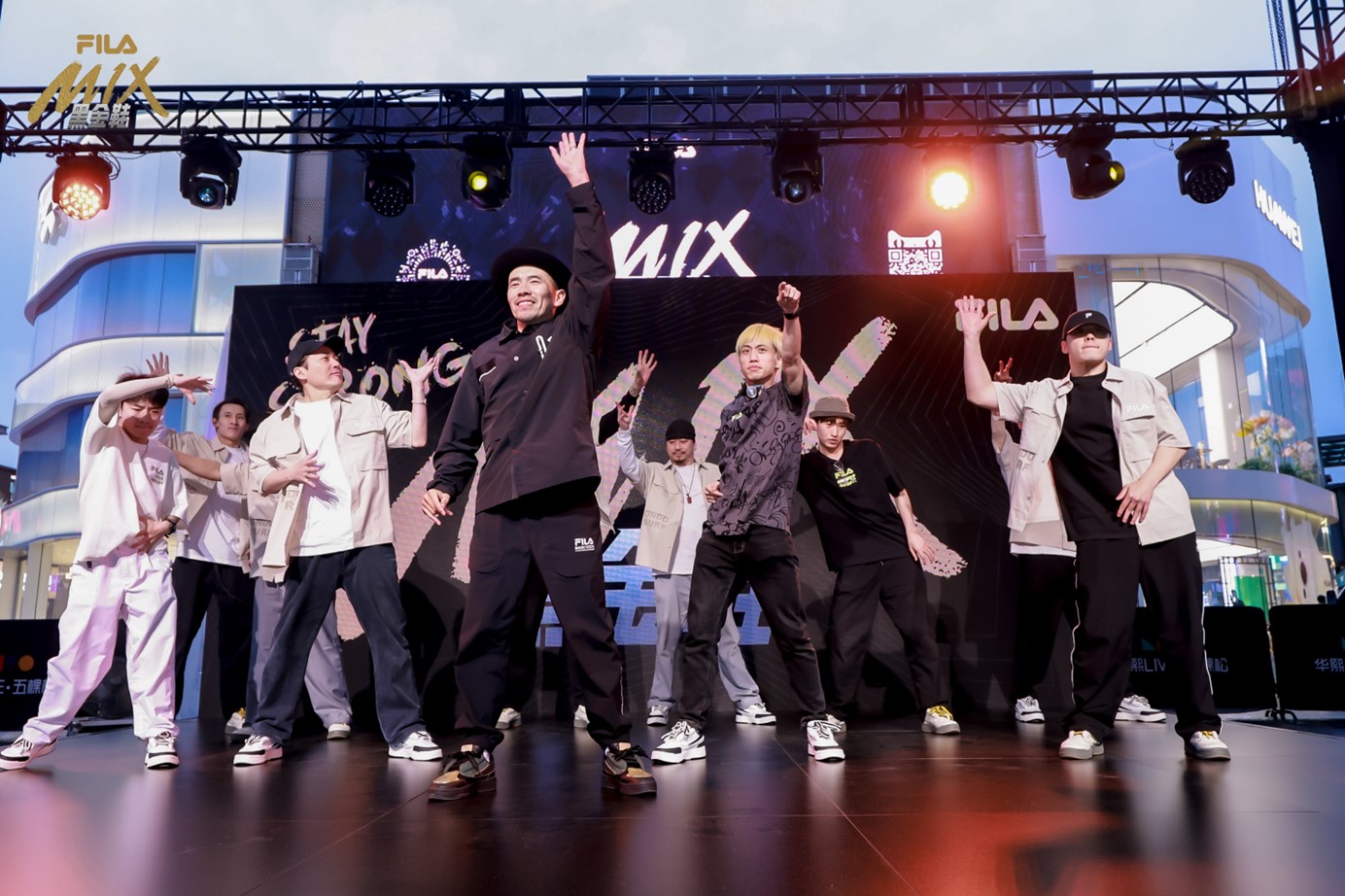 FILA×舞者ACKY：FILA MIX 黑金鞋发售，欢迎来到Popping World - 数英