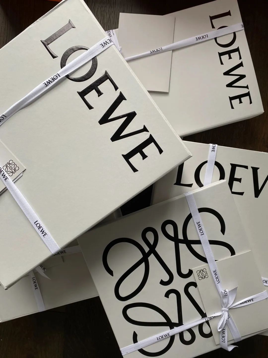 LOEWE单色釉，奢侈品联名中国文化的新范式 - 数英