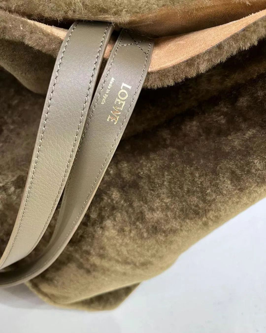 LOEWE单色釉，奢侈品联名中国文化的新范式 - 数英