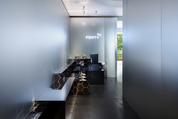 Fenty × Puma 安福路六边形快闪店，联名新鞋够酷炫！ - 数英