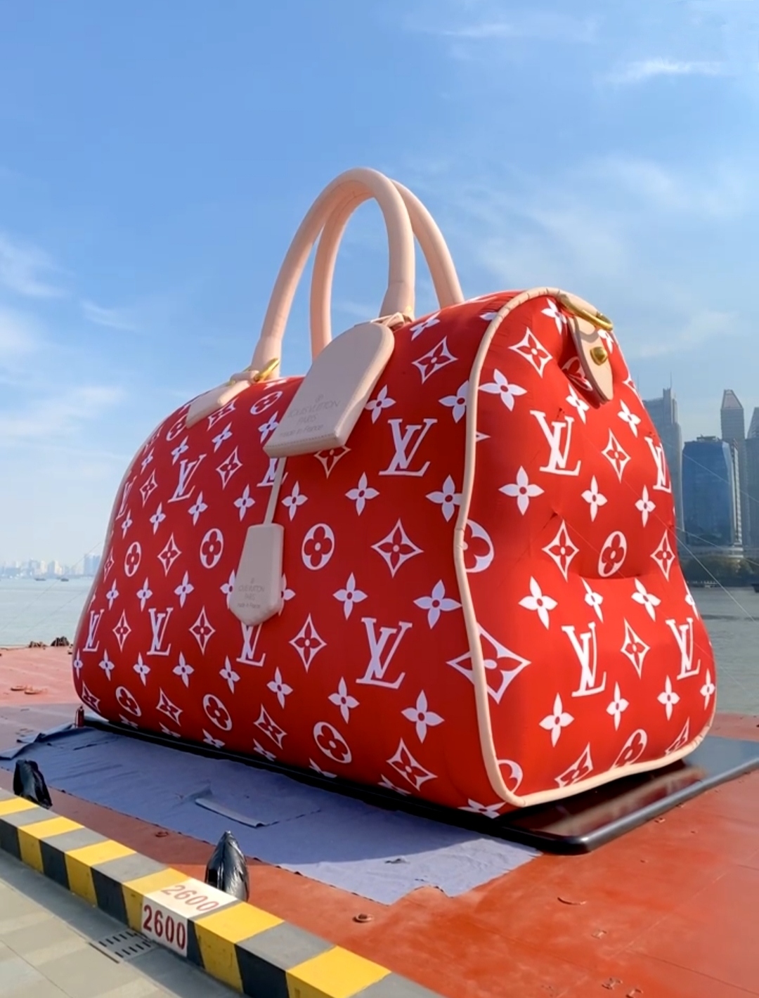 LV打造巨型流动装置，“显眼包”游过上海黄浦江 - 数英