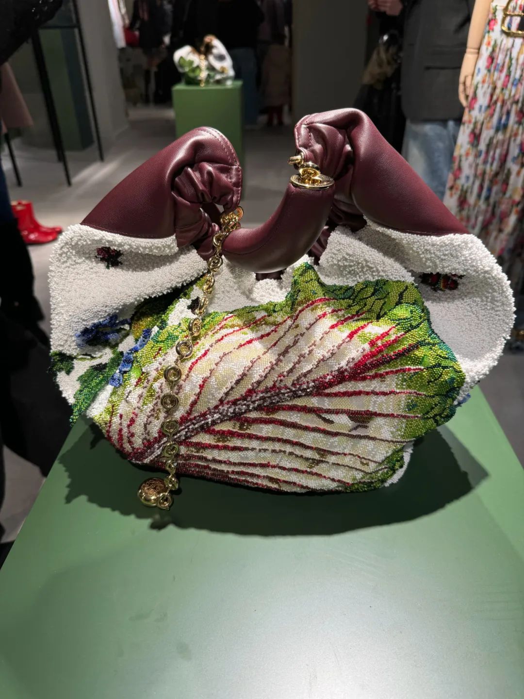 Loewe爆改jellycat，我愿称之为时尚圈的meme king - 数英