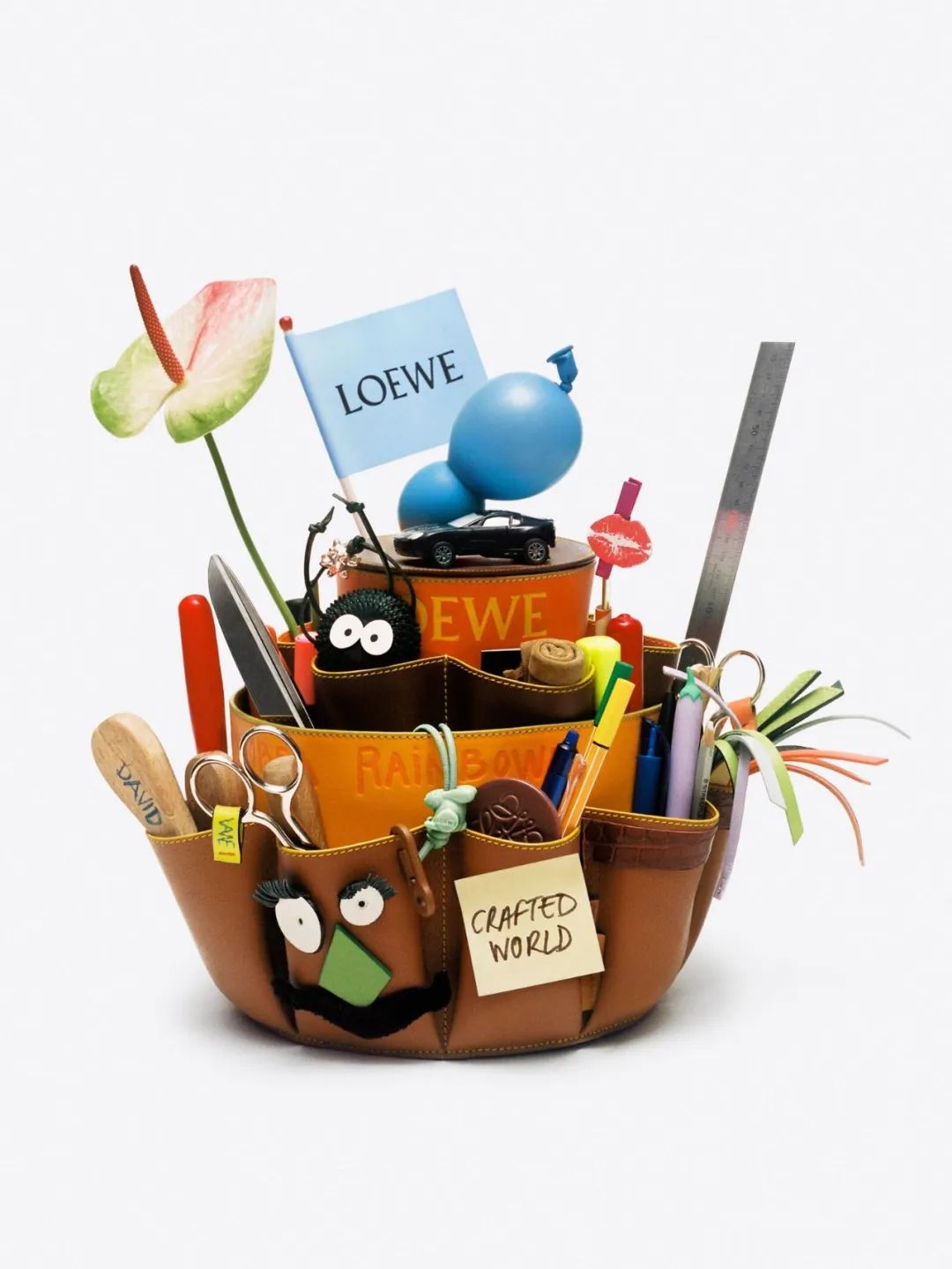 LOEWE 匠艺天地中，你能看到几位艺术家？ - 数英