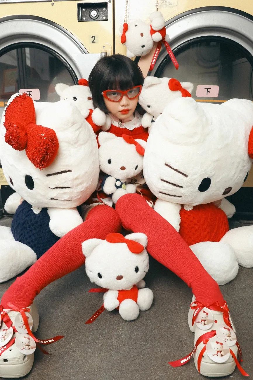 “年过半百”的Hello kitty，归来仍是顶流 - 数英