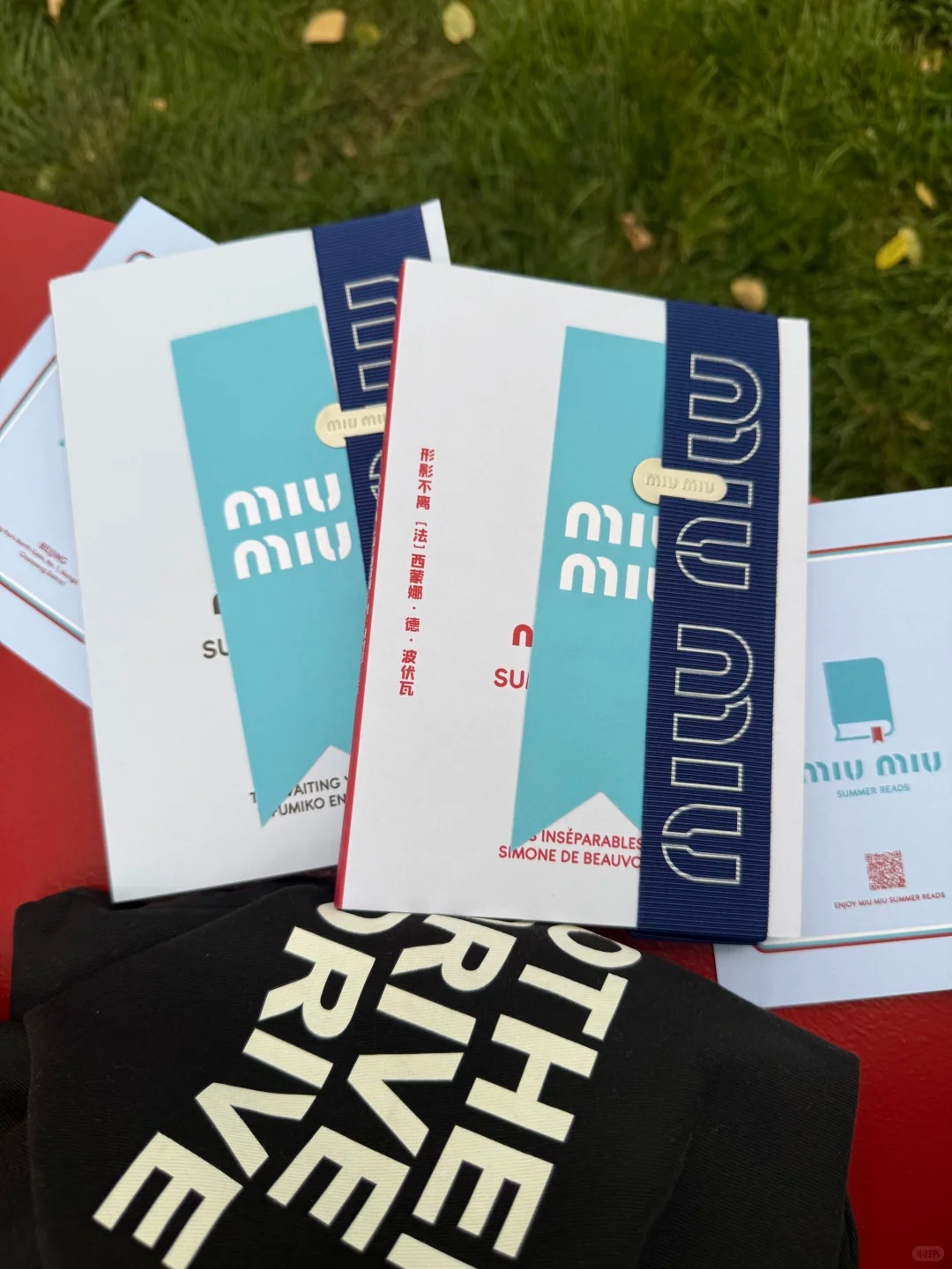 Miu Miu夏日读书快闪，邂逅绿荫与书页 - 数英